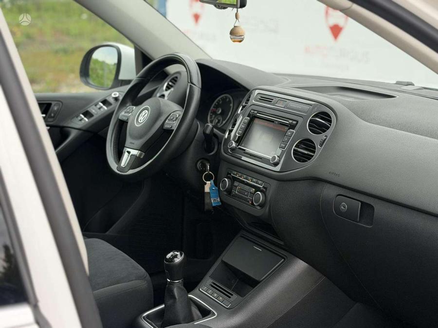 White Volkswagen Tiguan 2012 in Taurage, with an engine capacity of 1.97 L and mileage of 255 thousand km for 7300 €, photo 36 on AUTOMOTO.COM.LV
