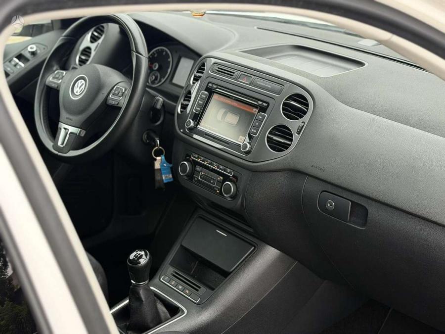 White Volkswagen Tiguan 2012 in Taurage, with an engine capacity of 1.97 L and mileage of 255 thousand km for 7300 €, photo 37 on AUTOMOTO.COM.LV