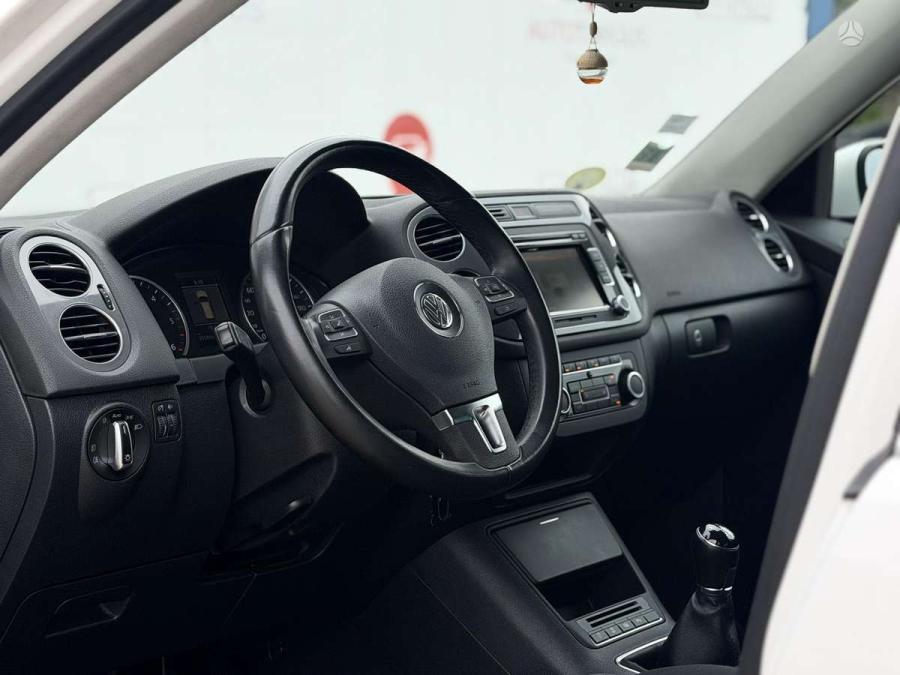 White Volkswagen Tiguan 2012 in Taurage, with an engine capacity of 1.97 L and mileage of 255 thousand km for 7300 €, photo 43 on AUTOMOTO.COM.LV
