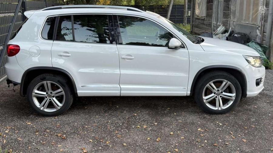 White Volkswagen Tiguan 2012 in Jonava, with an engine capacity of 1.97 L and mileage of 226 thousand km for 7900 €, photo 5 on AUTOMOTO.COM.LV