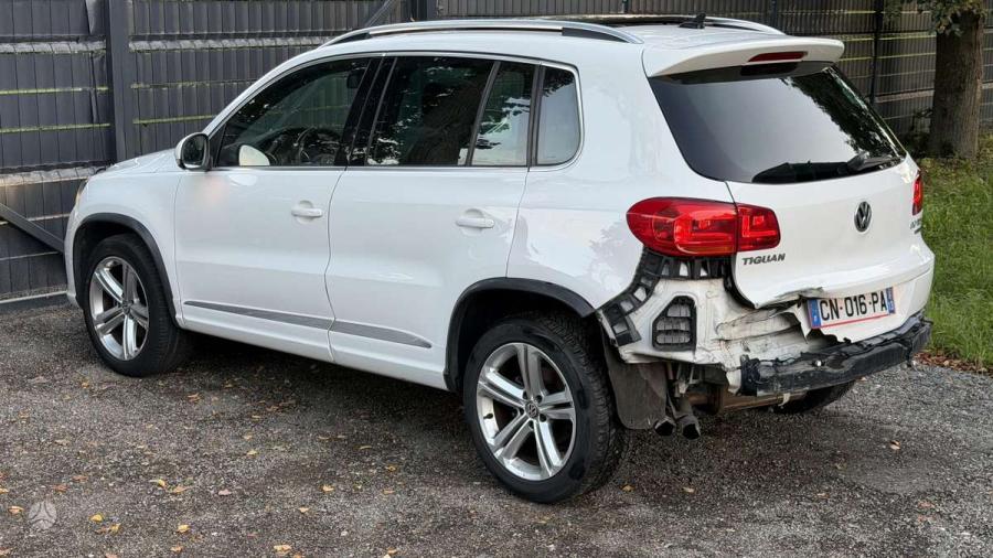 White Volkswagen Tiguan 2012 in Jonava, with an engine capacity of 1.97 L and mileage of 226 thousand km for 7900 €, photo 8 on AUTOMOTO.COM.LV