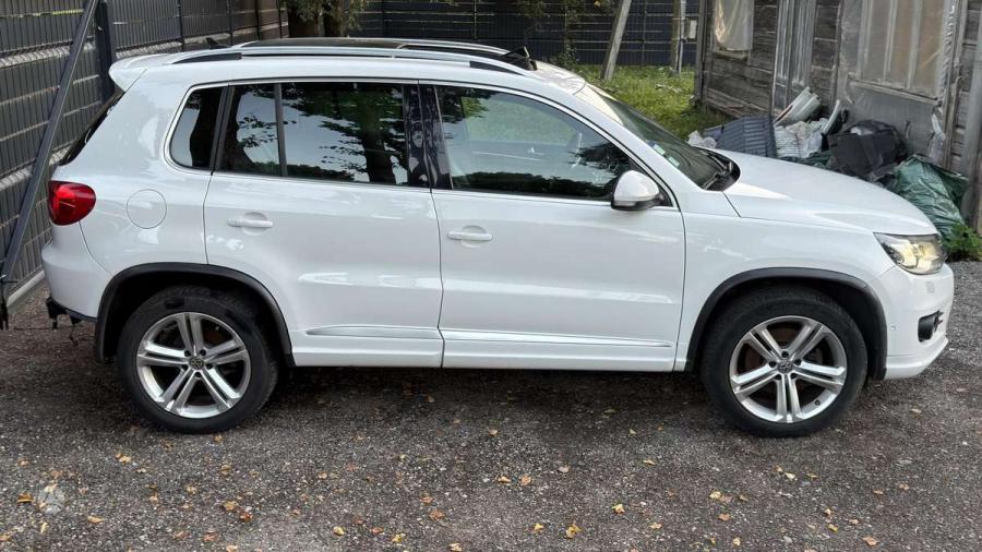 White Volkswagen Tiguan 2012 in Jonava, with an engine capacity of 1.97 L and mileage of 226 thousand km for 7900 €, photo 13 on AUTOMOTO.COM.LV