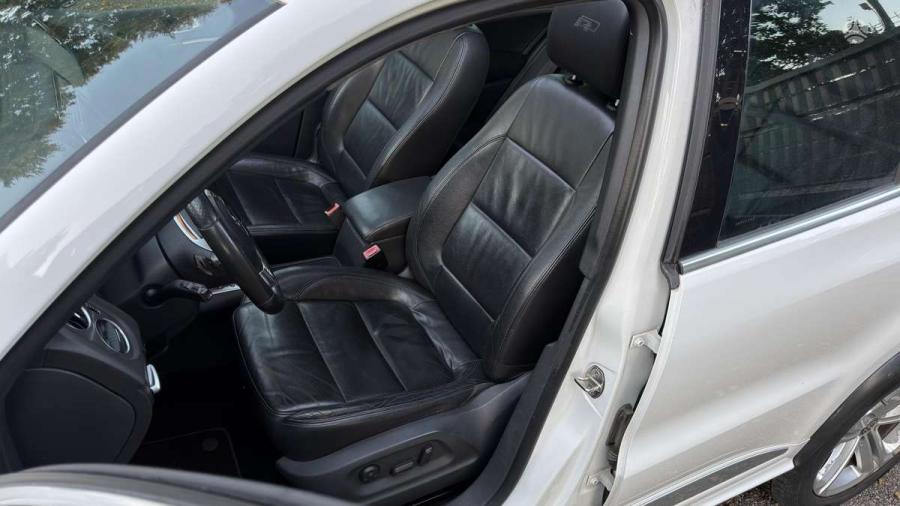 White Volkswagen Tiguan 2012 in Jonava, with an engine capacity of 1.97 L and mileage of 226 thousand km for 7900 €, photo 18 on AUTOMOTO.COM.LV