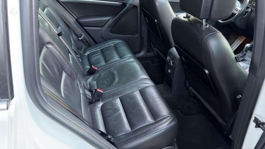 White Volkswagen Tiguan 2012 in Jonava, with an engine capacity of 1.97 L and mileage of 226 thousand km for 7900 €, photo 19 on AUTOMOTO.COM.LV