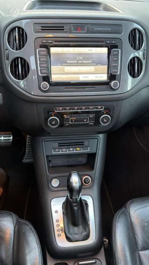 White Volkswagen Tiguan 2012 in Jonava, with an engine capacity of 1.97 L and mileage of 226 thousand km for 7900 €, photo 23 on AUTOMOTO.COM.LV