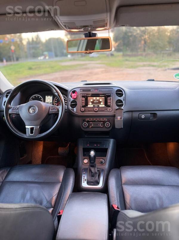 Volkswagen Tiguan 2012 in Cesis on AUTOMOTO.COM.LV White Volkswagen Tiguan 2012 in Cesis, with an engine capacity of 2.00 L and mileage of 218 thousand km for 7900 €, photo 4 on AUTOMOTO.COM.LV