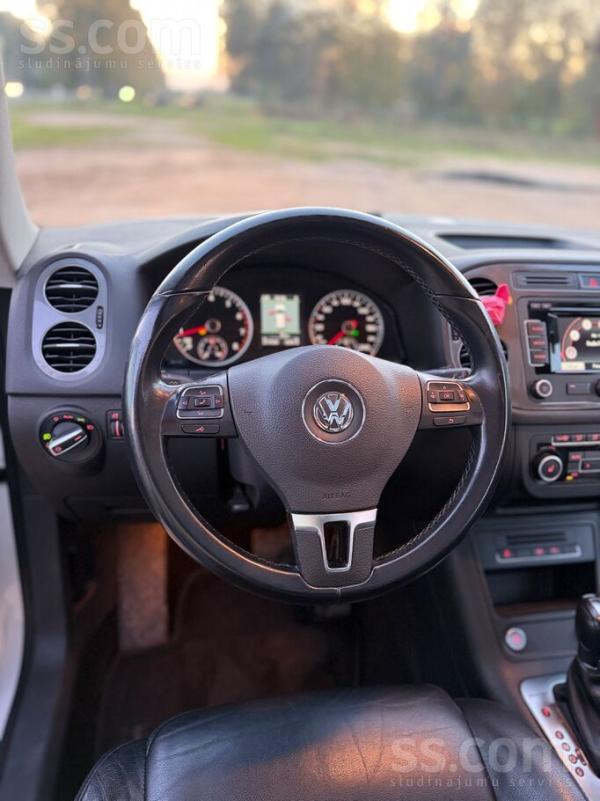 Volkswagen Tiguan 2012 in Cesis on AUTOMOTO.COM.LV White Volkswagen Tiguan 2012 in Cesis, with an engine capacity of 2.00 L and mileage of 218 thousand km for 7900 €, photo 11 on AUTOMOTO.COM.LV