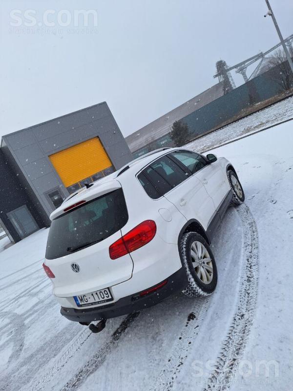 White Volkswagen Tiguan 2013 in Liepaja, with an engine capacity of 2.00 L and mileage of 341 thousand km for 7700 €, photo 7 on AUTOMOTO.COM.LV