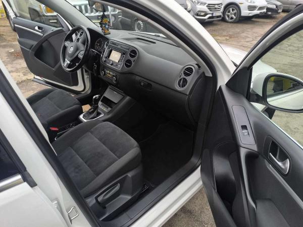White Volkswagen Tiguan 2013 in Siauliai, with an engine capacity of 1.97 L and mileage of 196 thousand km for 9150 €, photo 11 on AUTOMOTO.COM.LV