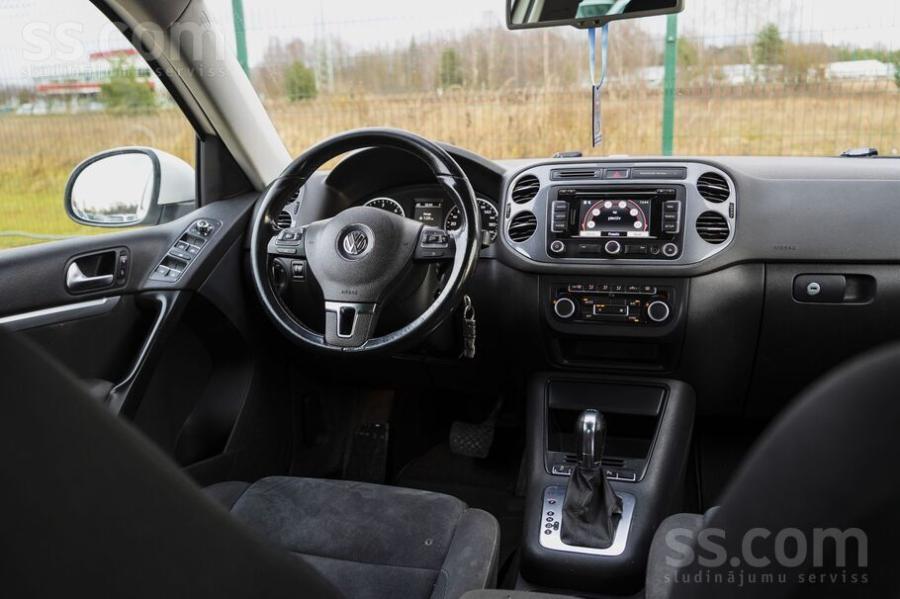 White Volkswagen Tiguan 2013 in Riga, with an engine capacity of 2.00 L and mileage of 425 thousand km for 8490 €, photo 11 on AUTOMOTO.COM.LV