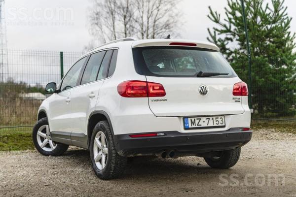 White Volkswagen Tiguan 2013 in Riga, with an engine capacity of 2.00 L and mileage of 425 thousand km for 8490 €, photo 4 on AUTOMOTO.COM.LV