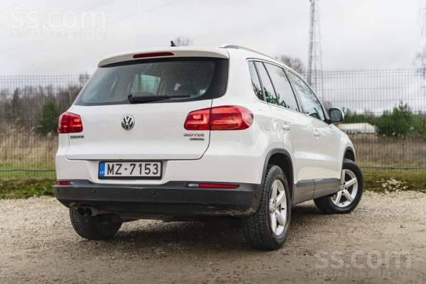 White Volkswagen Tiguan 2013 in Riga, with an engine capacity of 2.00 L and mileage of 425 thousand km for 8490 €, photo 6 on AUTOMOTO.COM.LV