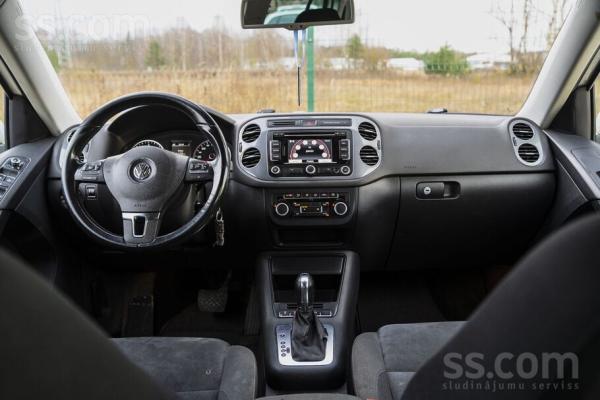 White Volkswagen Tiguan 2013 in Riga, with an engine capacity of 2.00 L and mileage of 425 thousand km for 8490 €, photo 10 on AUTOMOTO.COM.LV