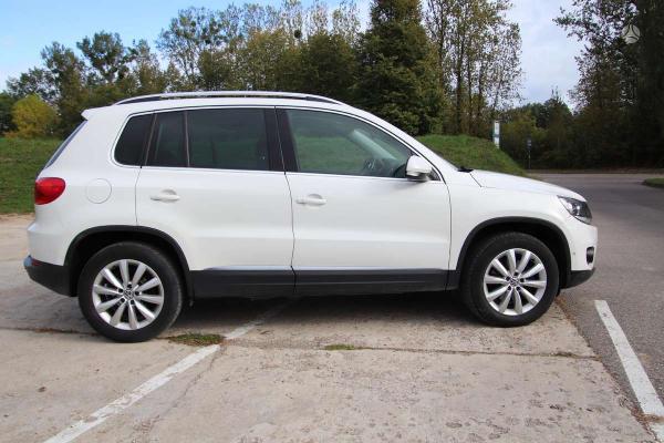 White Volkswagen Tiguan 2013 in Kaunas, with an engine capacity of 1.97 L and mileage of 303 thousand km for 6200 €, photo 5 on AUTOMOTO.COM.LV
