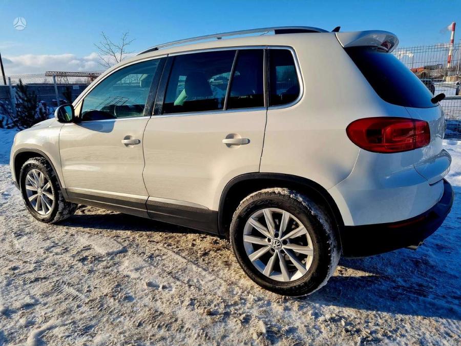 White Volkswagen Tiguan 2013 in Siauliai, with an engine capacity of 1.97 L and mileage of 234 thousand km for 9200 €, photo 8 on AUTOMOTO.COM.LV