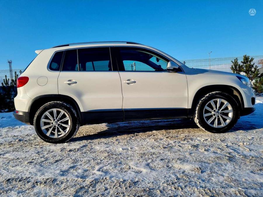 White Volkswagen Tiguan 2013 in Siauliai, with an engine capacity of 1.97 L and mileage of 234 thousand km for 9200 €, photo 14 on AUTOMOTO.COM.LV