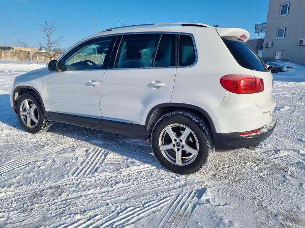 White Volkswagen Tiguan 2013 in Siauliai, with an engine capacity of 1.97 L and mileage of 234 thousand km for 9200 €, photo 4 on AUTOMOTO.COM.LV