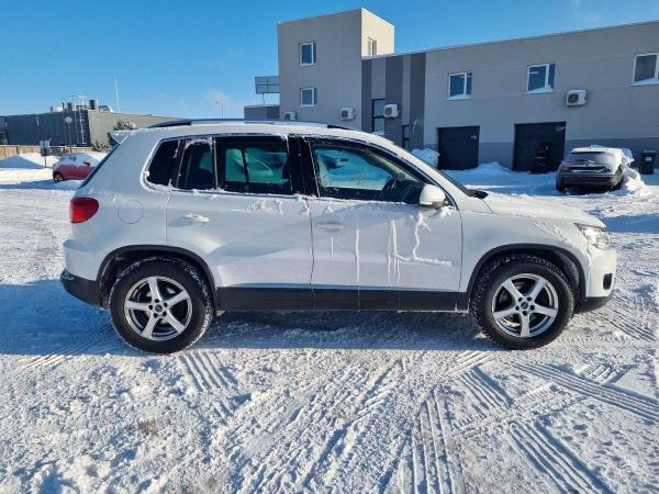 White Volkswagen Tiguan 2013 in Siauliai, with an engine capacity of 1.97 L and mileage of 234 thousand km for 9200 €, photo 10 on AUTOMOTO.COM.LV
