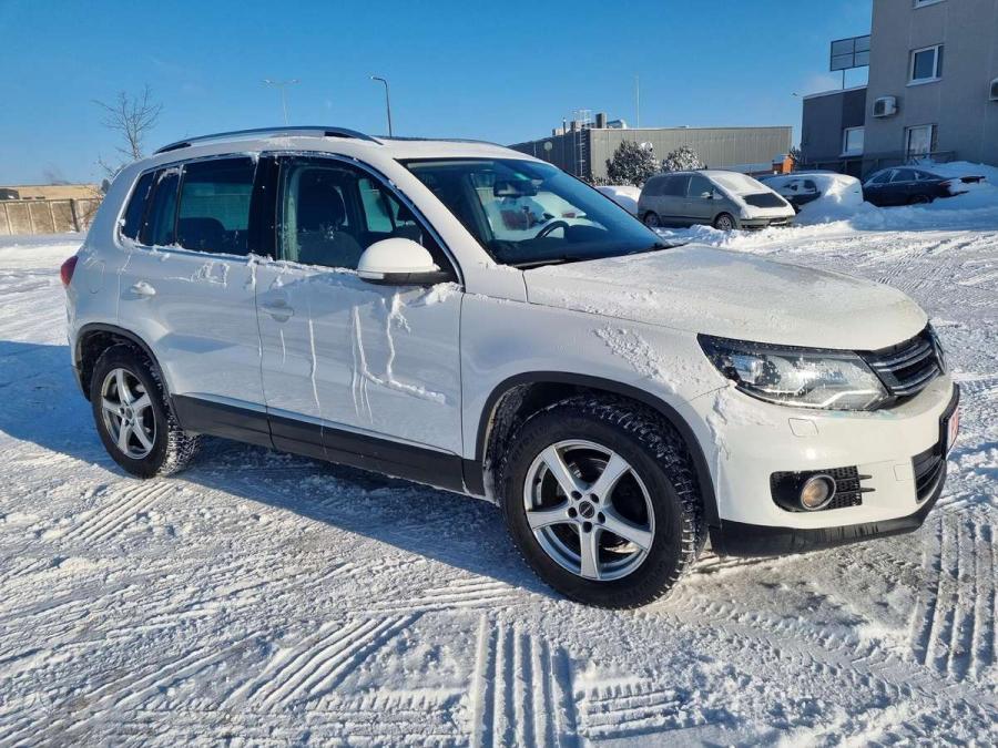 White Volkswagen Tiguan 2013 in Siauliai, with an engine capacity of 1.97 L and mileage of 234 thousand km for 9200 €, photo 6 on AUTOMOTO.COM.LV