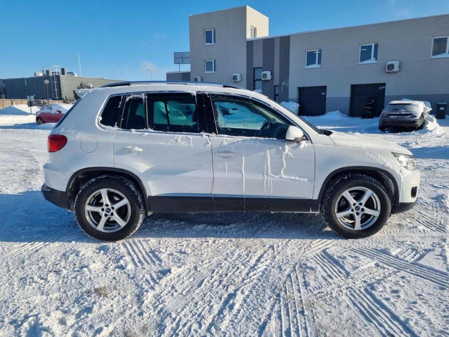 White Volkswagen Tiguan 2013 in Siauliai, with an engine capacity of 1.97 L and mileage of 234 thousand km for 9200 €, photo 7 on AUTOMOTO.COM.LV