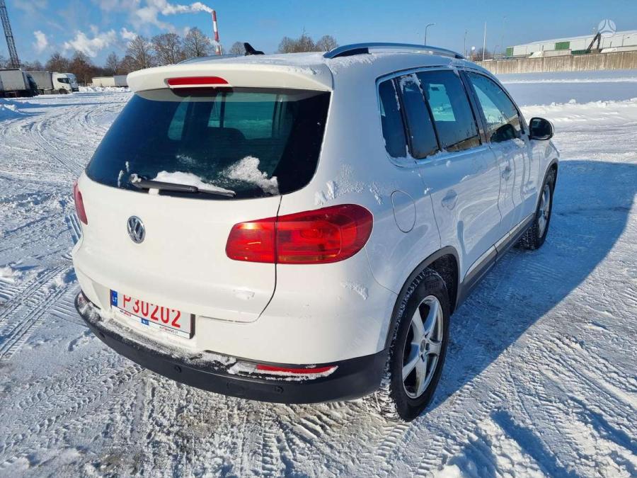 White Volkswagen Tiguan 2013 in Siauliai, with an engine capacity of 1.97 L and mileage of 234 thousand km for 9200 €, photo 9 on AUTOMOTO.COM.LV