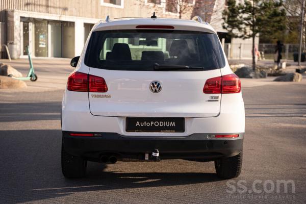 White Volkswagen Tiguan 2013 in Riga, with an engine capacity of 1.40 L and mileage of 235 thousand km for 7990 €, photo 4 on AUTOMOTO.COM.LV