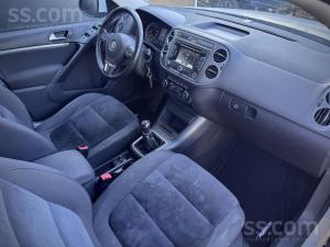 White Volkswagen Tiguan 2013 in Riga, with an engine capacity of 1.40 L and mileage of 235 thousand km for 7990 €, photo 23 on AUTOMOTO.COM.LV