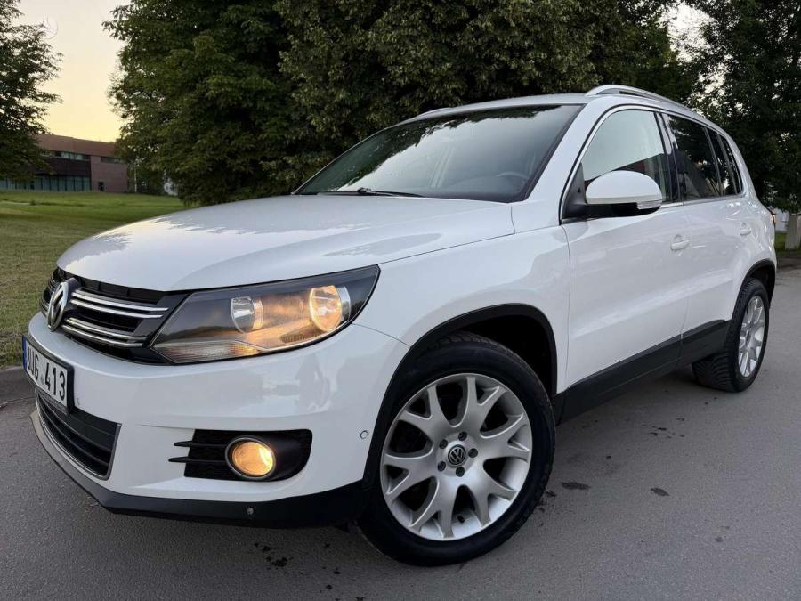 White Volkswagen Tiguan 2013 in Kaunas, with an engine capacity of 1.97 L and mileage of 323 thousand km for 7950 €, photo 1 on AUTOMOTO.COM.LV