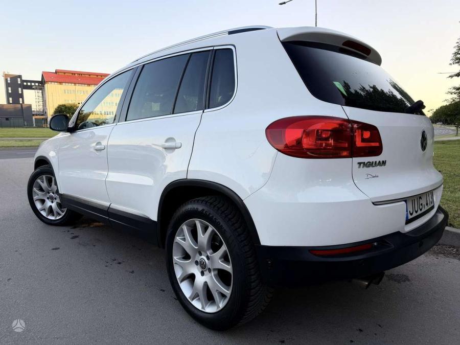 White Volkswagen Tiguan 2013 in Kaunas, with an engine capacity of 1.97 L and mileage of 323 thousand km for 7950 €, photo 4 on AUTOMOTO.COM.LV