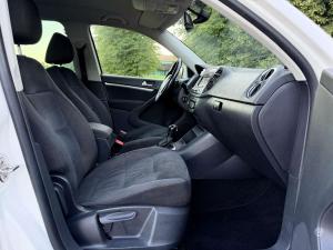 White Volkswagen Tiguan 2013 in Kaunas, with an engine capacity of 1.97 L and mileage of 323 thousand km for 7950 €, photo 14 on AUTOMOTO.COM.LV