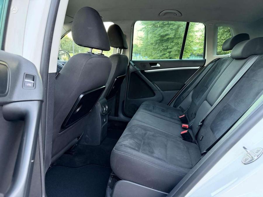 White Volkswagen Tiguan 2013 in Kaunas, with an engine capacity of 1.97 L and mileage of 323 thousand km for 7950 €, photo 15 on AUTOMOTO.COM.LV