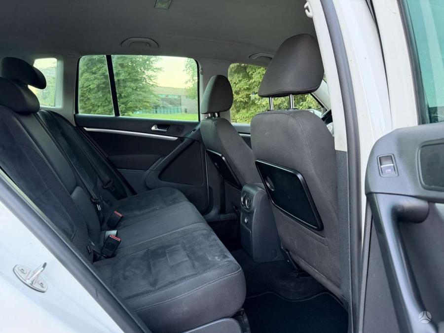 White Volkswagen Tiguan 2013 in Kaunas, with an engine capacity of 1.97 L and mileage of 323 thousand km for 7950 €, photo 16 on AUTOMOTO.COM.LV