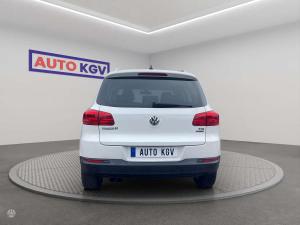White Volkswagen Tiguan 2013 in Vilnius, with an engine capacity of 2.00 L and mileage of 335 thousand km for 8499 €, photo 5 on AUTOMOTO.COM.LV
