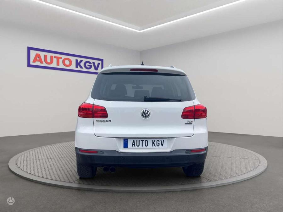 White Volkswagen Tiguan 2013 in Vilnius, with an engine capacity of 2.00 L and mileage of 335 thousand km for 8499 €, photo 5 on AUTOMOTO.COM.LV