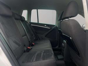 White Volkswagen Tiguan 2013 in Vilnius, with an engine capacity of 2.00 L and mileage of 335 thousand km for 8499 €, photo 10 on AUTOMOTO.COM.LV