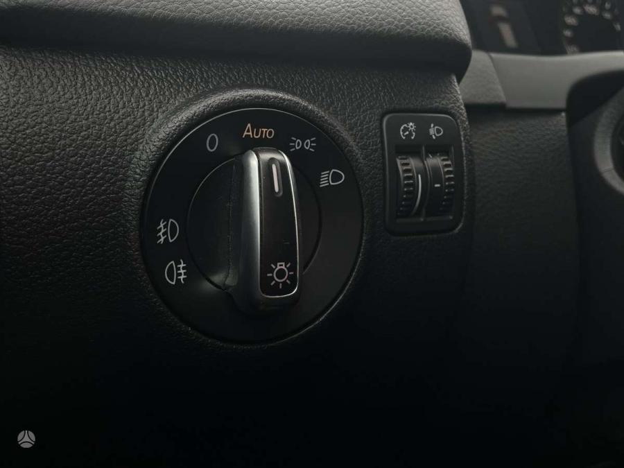 White Volkswagen Tiguan 2013 in Vilnius, with an engine capacity of 2.00 L and mileage of 335 thousand km for 8499 €, photo 18 on AUTOMOTO.COM.LV