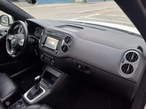 White Volkswagen Tiguan 2013 in Vilnius, with an engine capacity of 1.97 L and mileage of 244 thousand km for 9700 €, photo 13 on AUTOMOTO.COM.LV