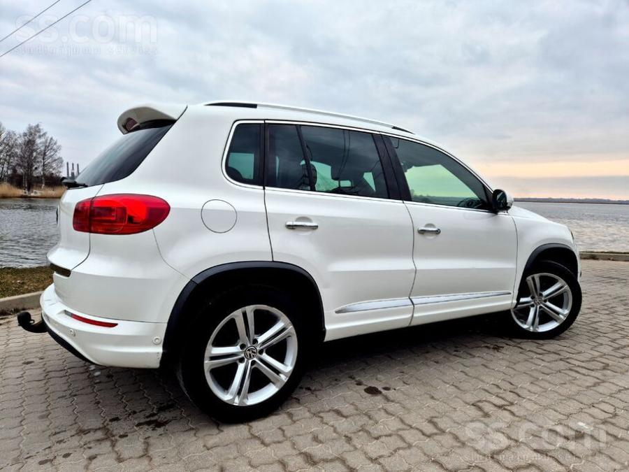 White Volkswagen Tiguan 2013 in Liepaja, with an engine capacity of 2.00 L and mileage of 256 thousand km for 9777 €, photo 3 on AUTOMOTO.COM.LV