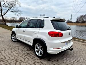 White Volkswagen Tiguan 2013 in Liepaja, with an engine capacity of 2.00 L and mileage of 256 thousand km for 9777 €, photo 4 on AUTOMOTO.COM.LV