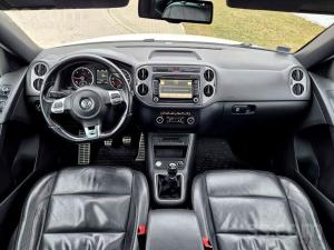 White Volkswagen Tiguan 2013 in Liepaja, with an engine capacity of 2.00 L and mileage of 256 thousand km for 9777 €, photo 12 on AUTOMOTO.COM.LV