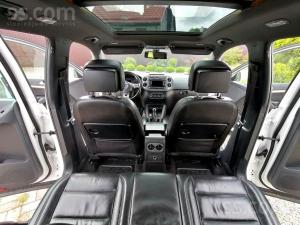 White Volkswagen Tiguan 2013 in Liepaja, with an engine capacity of 2.00 L and mileage of 256 thousand km for 9777 €, photo 15 on AUTOMOTO.COM.LV