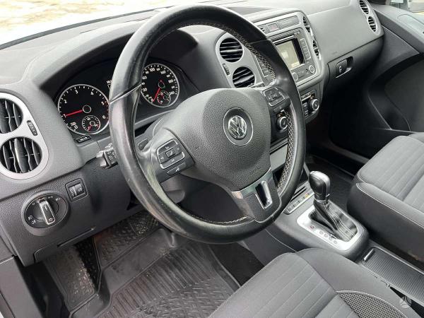White Volkswagen Tiguan 2014 in Utena, with an engine capacity of 2.00 L and mileage of 246 thousand km for 11800 €, photo 8 on AUTOMOTO.COM.LV