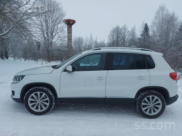 White Volkswagen Tiguan 2014 in Daugavpils, with an engine capacity of 2.00 L and mileage of 175 thousand km for 8950 €, photo 4 on AUTOMOTO.COM.LV