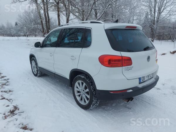 White Volkswagen Tiguan 2014 in Daugavpils, with an engine capacity of 2.00 L and mileage of 175 thousand km for 8950 €, photo 7 on AUTOMOTO.COM.LV