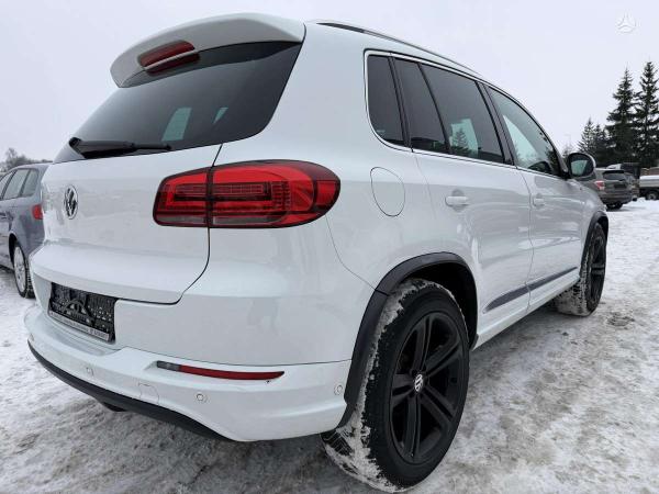 White Volkswagen Tiguan 2014 in Utena, with an engine capacity of 2.00 L and mileage of 251 thousand km for 10800 €, photo 4 on AUTOMOTO.COM.LV