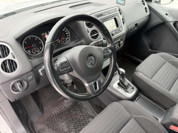 White Volkswagen Tiguan 2014 in Utena, with an engine capacity of 2.00 L and mileage of 251 thousand km for 10800 €, photo 6 on AUTOMOTO.COM.LV