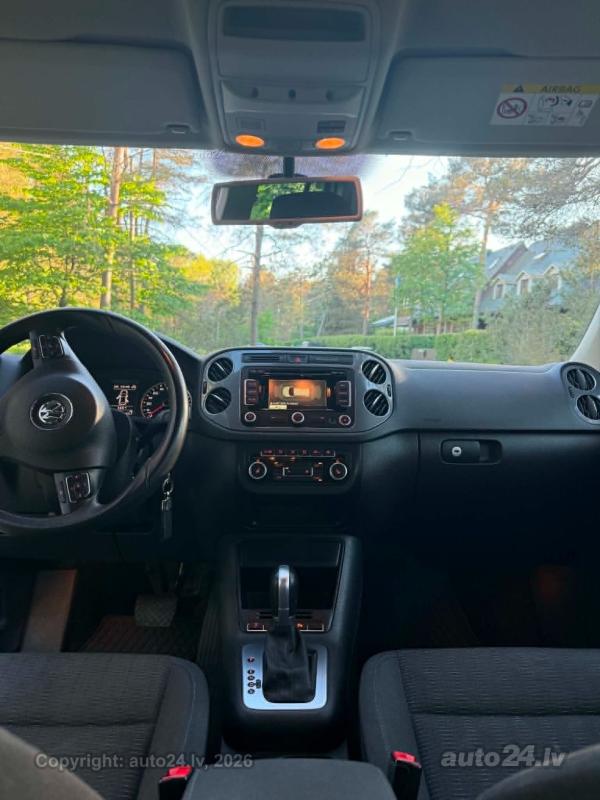 White Volkswagen Tiguan 2014 in Tallinn, with an engine capacity of 1.40 L and mileage of 165 thousand km for 9900 €, photo 7 on AUTOMOTO.COM.LV