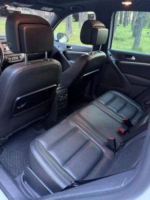 White Volkswagen Tiguan 2014 in Moletai, with an engine capacity of 1.97 L and mileage of 137 thousand km for 12700 €, photo 13 on AUTOMOTO.COM.LV