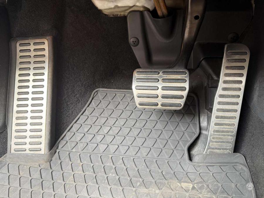 White Volkswagen Tiguan 2014 in Moletai, with an engine capacity of 1.97 L and mileage of 137 thousand km for 12700 €, photo 19 on AUTOMOTO.COM.LV