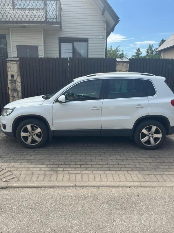 White Volkswagen Tiguan 2014 in Riga, with an engine capacity of 2.00 L and mileage of 334 thousand km for 10000 €, photo 7 on AUTOMOTO.COM.LV